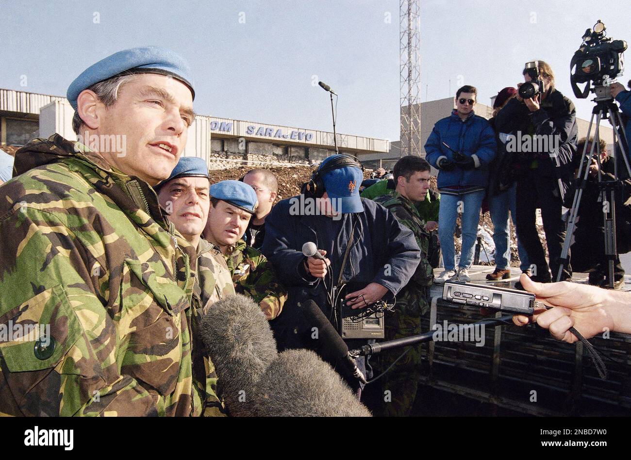 New U.N. commander for Bosnia Lt. Gen. Rupert Smith, left, talks to the ...
