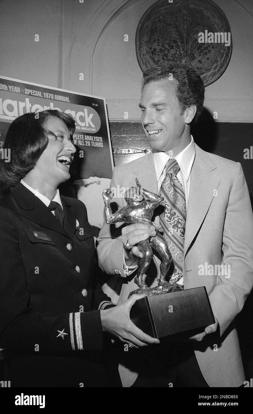 Roger Staubach, of the world champion Dallas Cowboys, poses with USN Lt ...