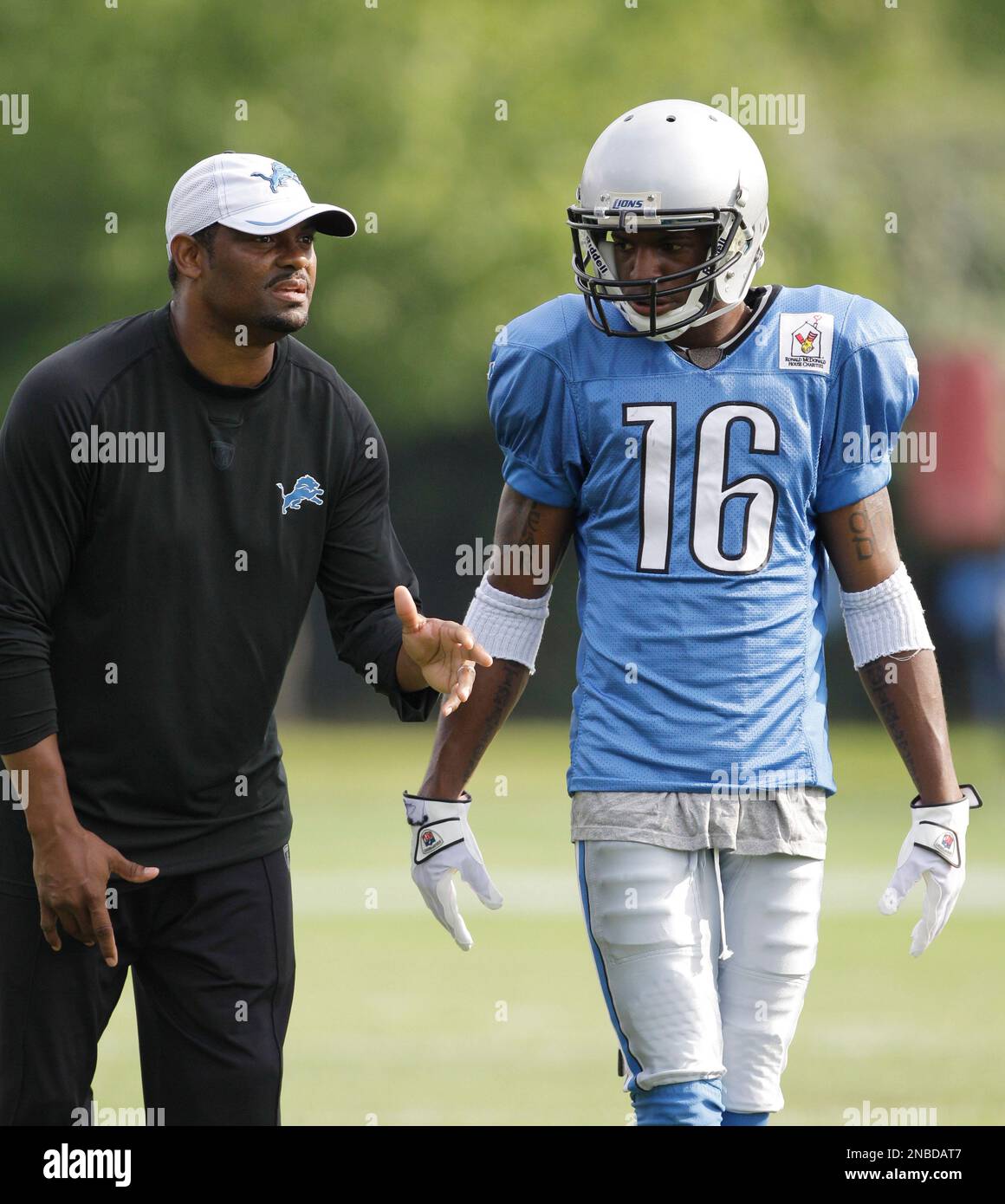 Detroit Lions wide receivers coach Shawn Jefferson, left, talks with ...