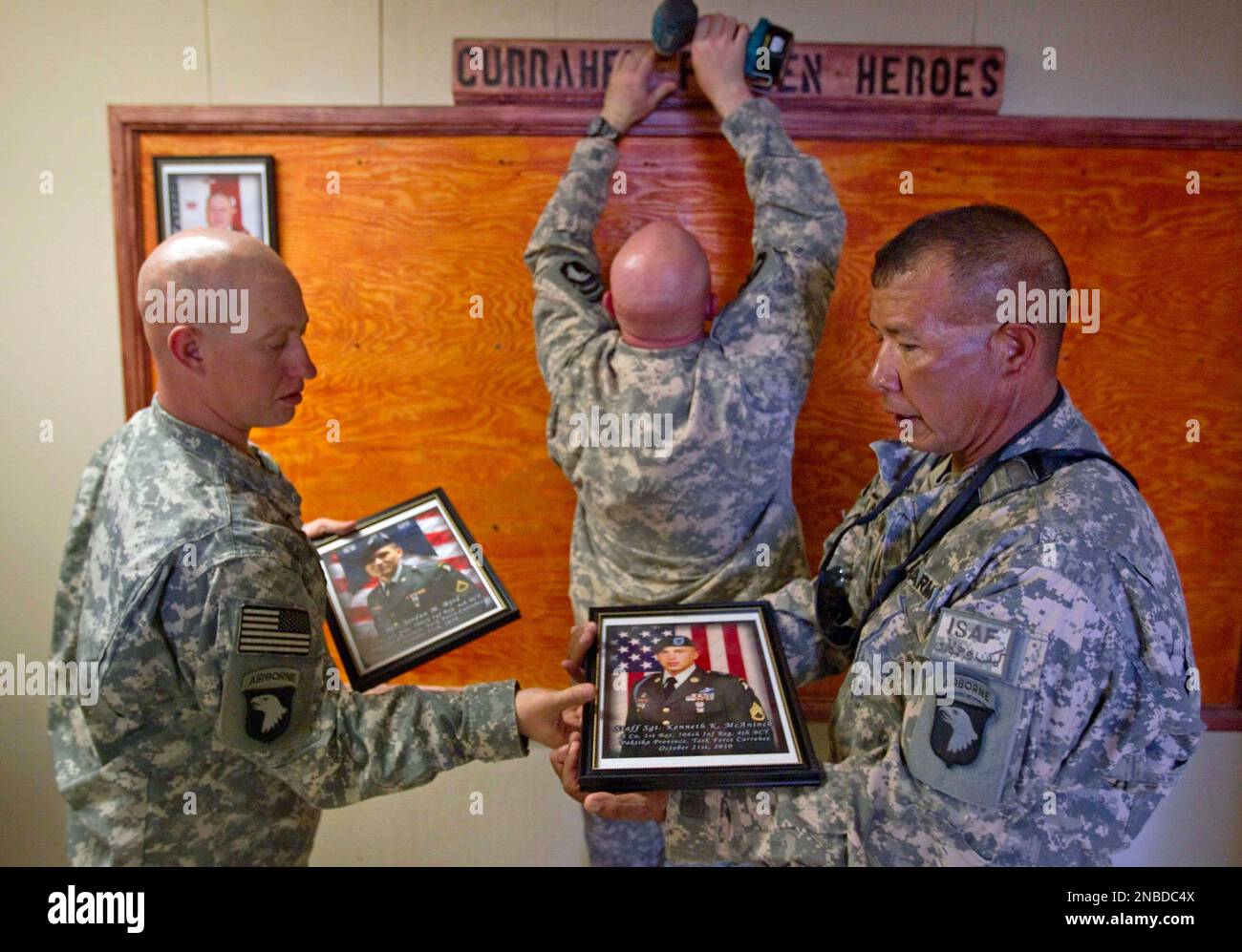 Sgt. 1st Class Travis Sullivan, 29, left, of Beckley, W.Va., with the ...