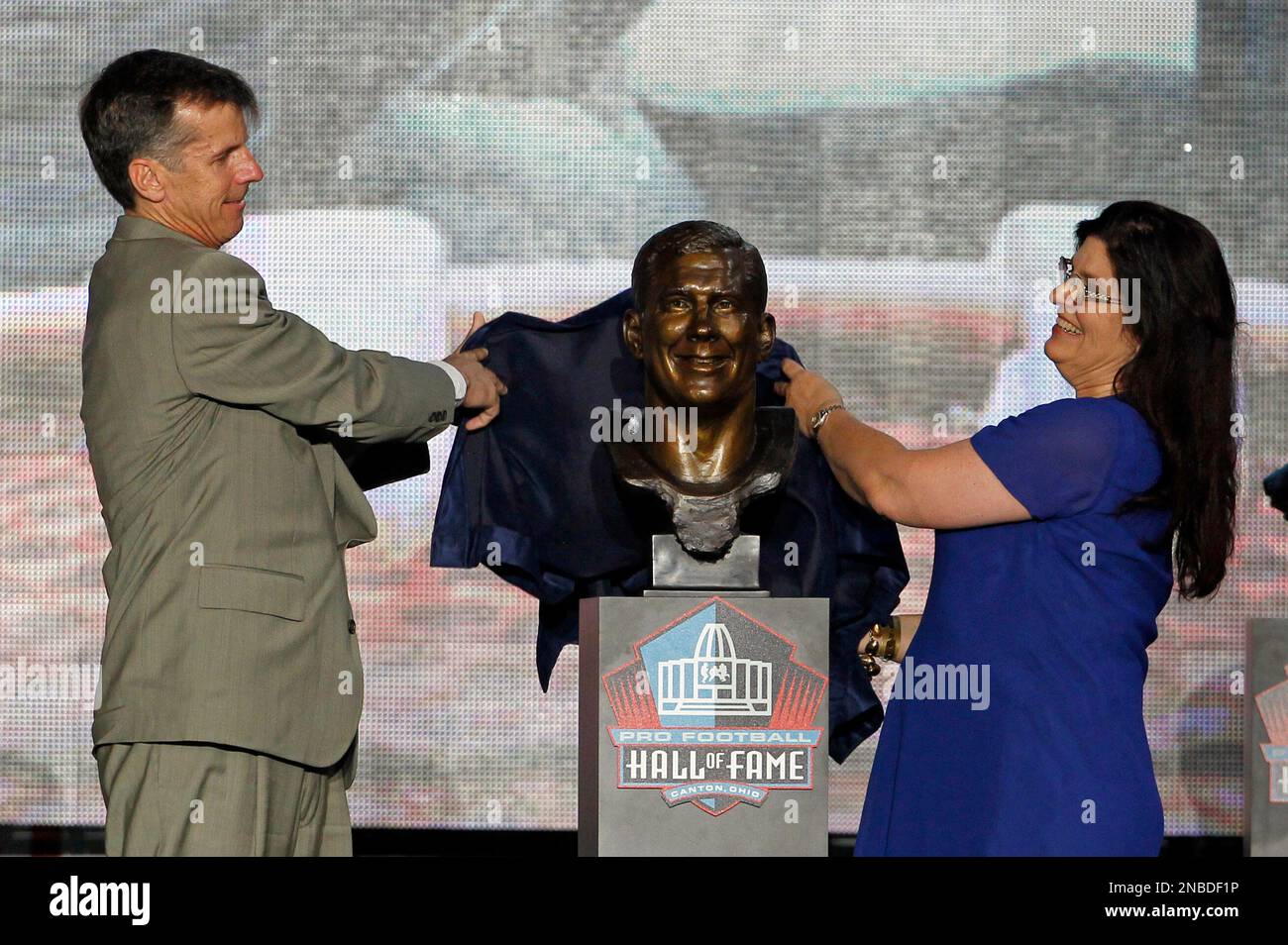 Anne Richter, right, and Jon Richter, daughter and son of the late Les ...