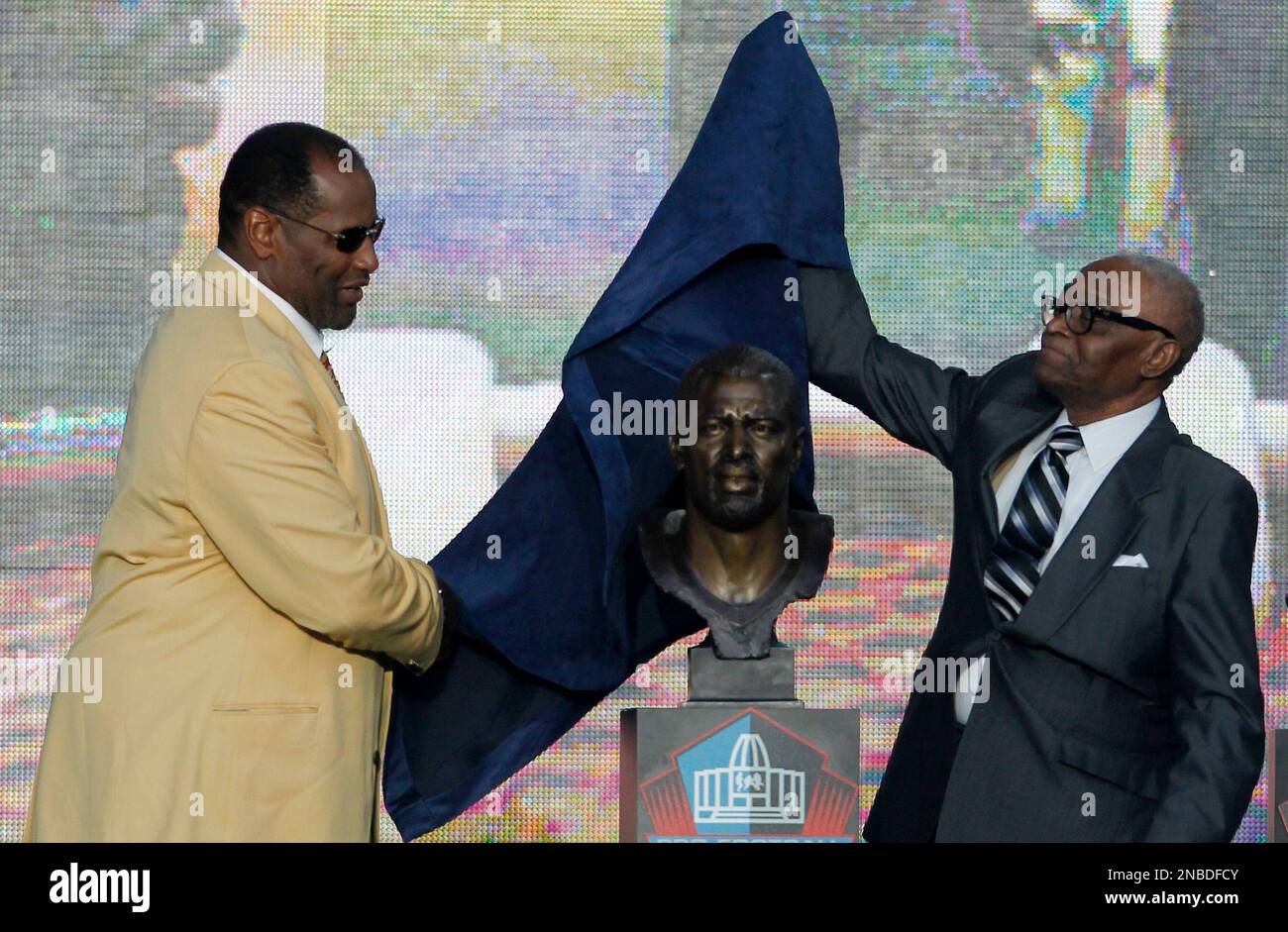 Richard Dent, left, looks on as his presenter, Joe Gilliam, unveils a ...