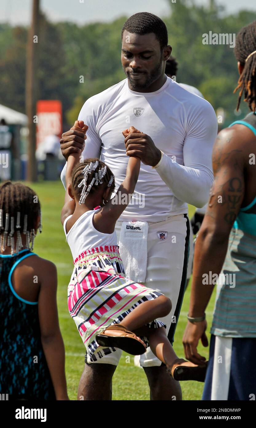 Philadelphia Eagles quarterback Michael Vick plays with his daughter ...