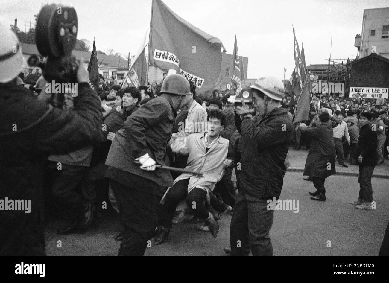 Club swinging Japanese riot policemen charge students and socialists ...