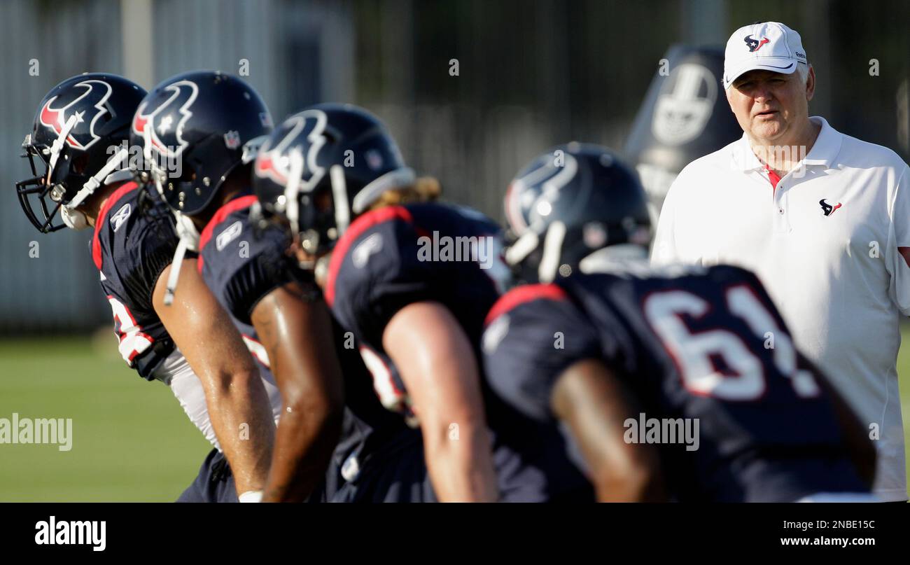 Houston Texans defensive coordinator Wade Phillips, right, watches ...
