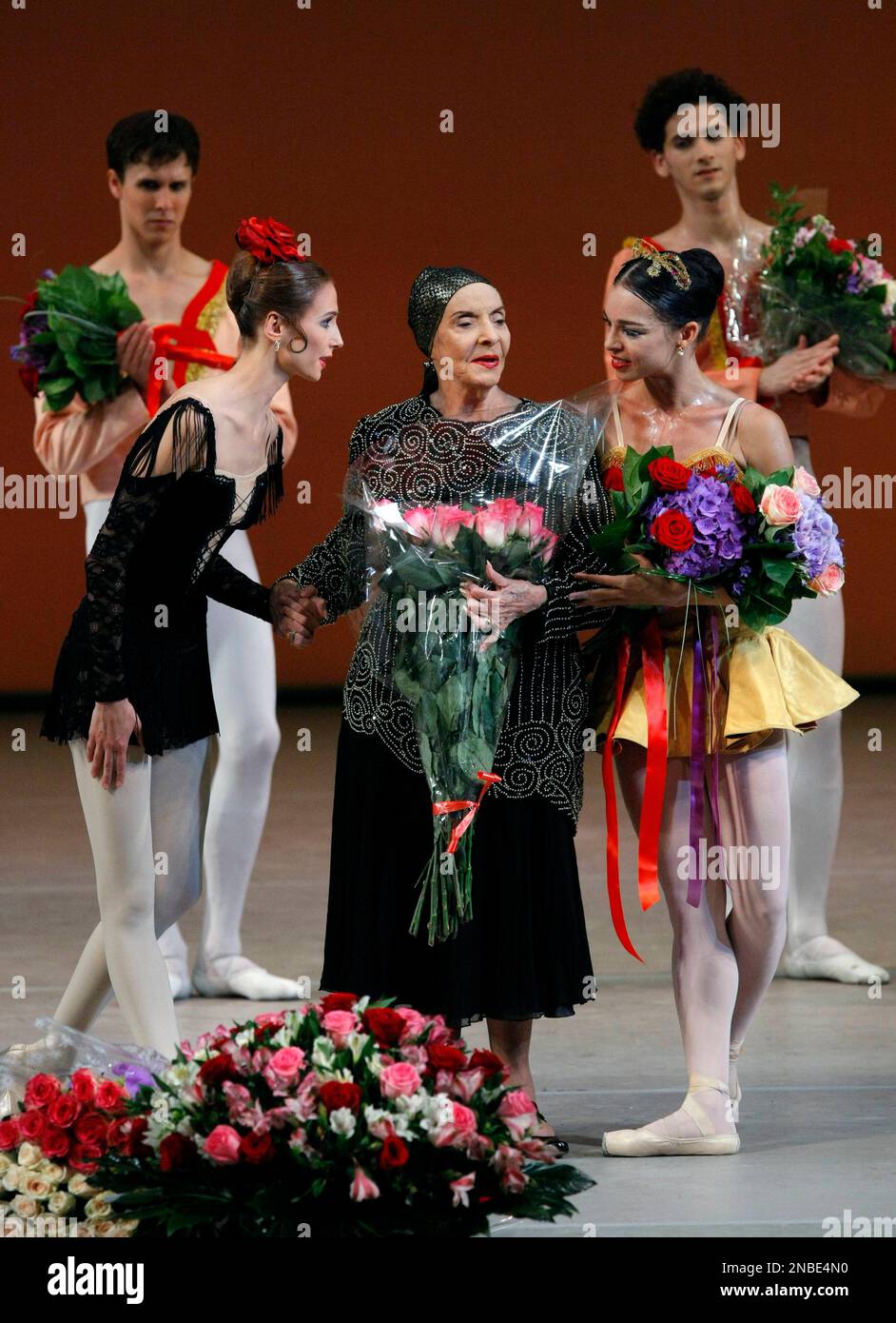Cuba's Prima Ballerina Alicia Alonso, center, surrounded by dancers ...