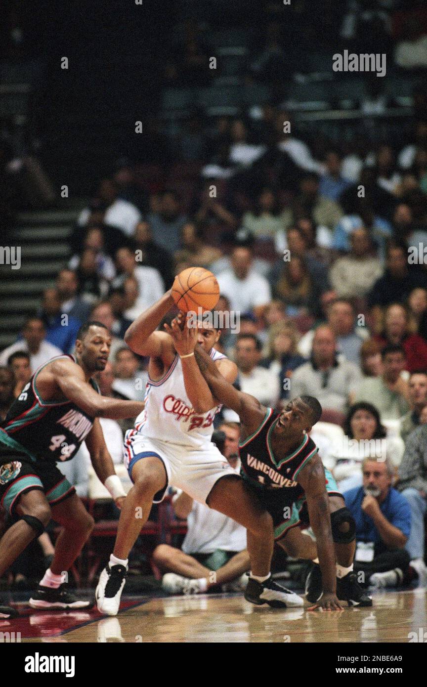 Vancouver Grizzlies’ Rodrick Rhodes, right, attempts to take the ball ...