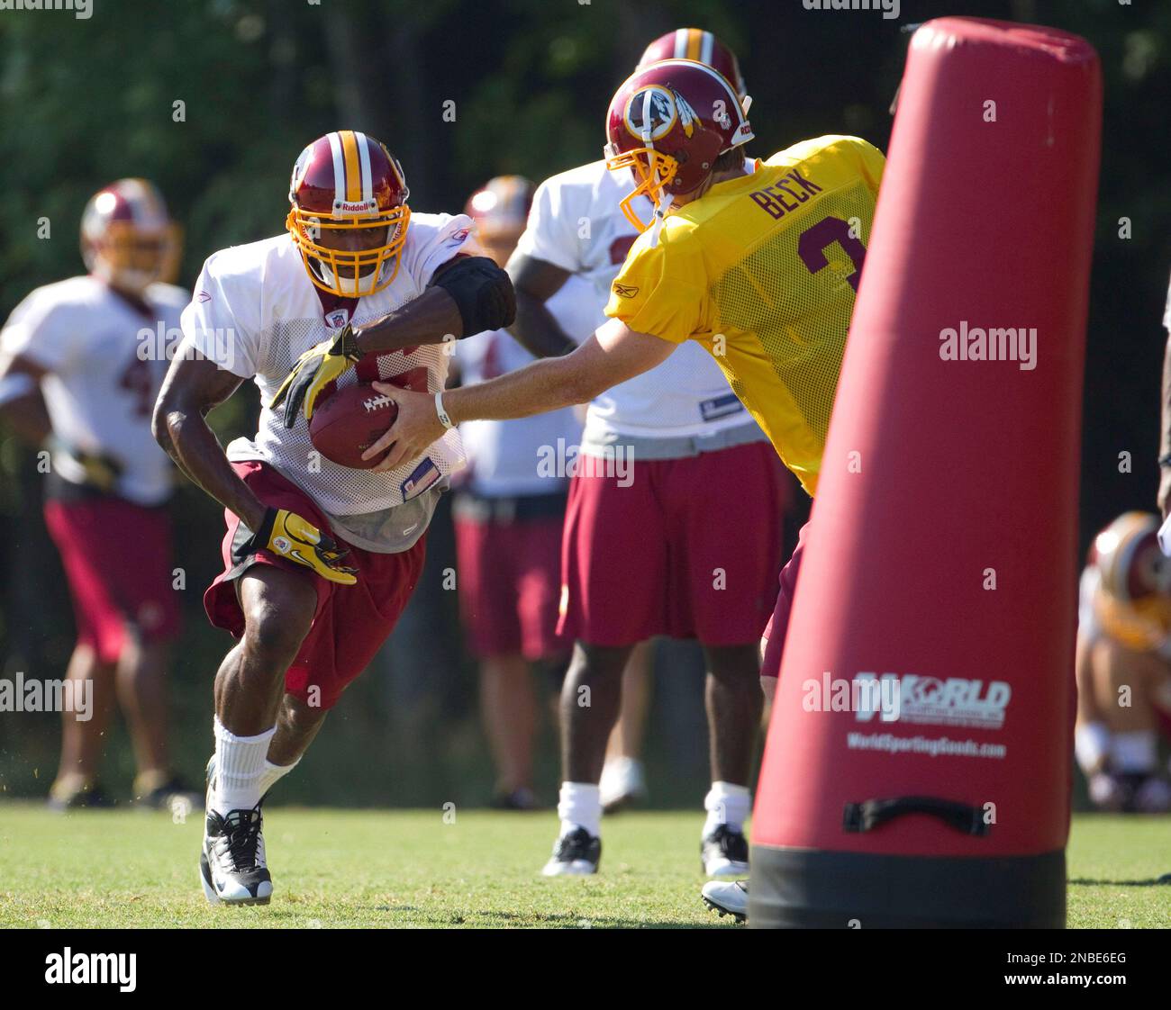 Washington Redskins running back Ryan Torain, left, takes a handoff ...