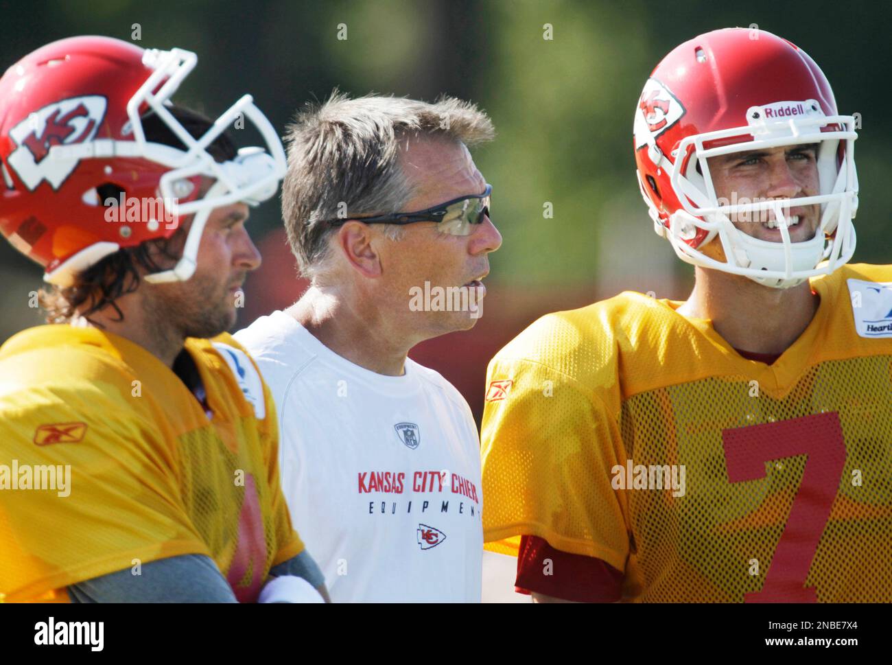 Kansas City Chiefs quarterback coach Jim Zorn, middle, talks with ...