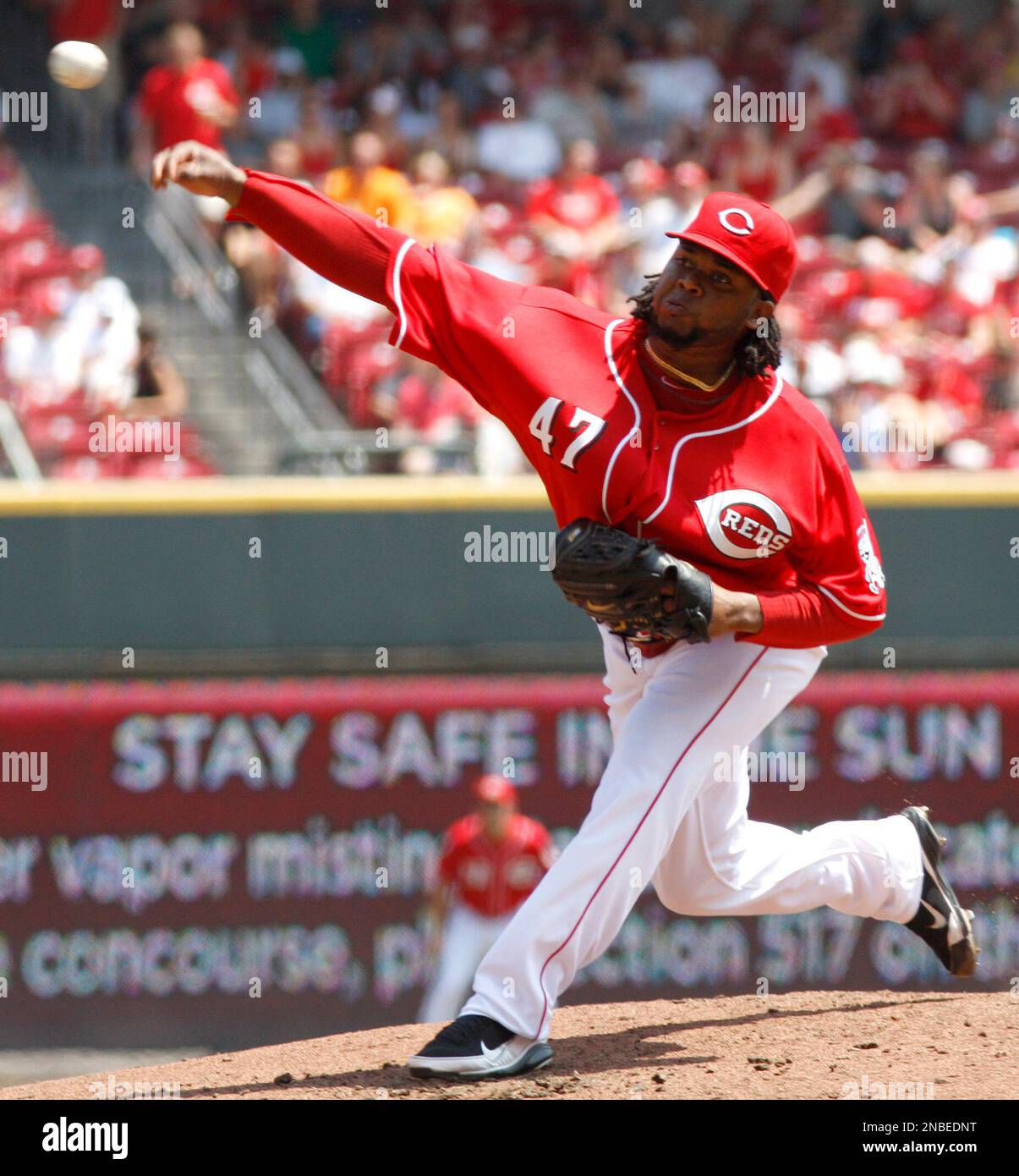 Cincinnati Reds pitcher Johnny Cueto throws against the San Francisco ...