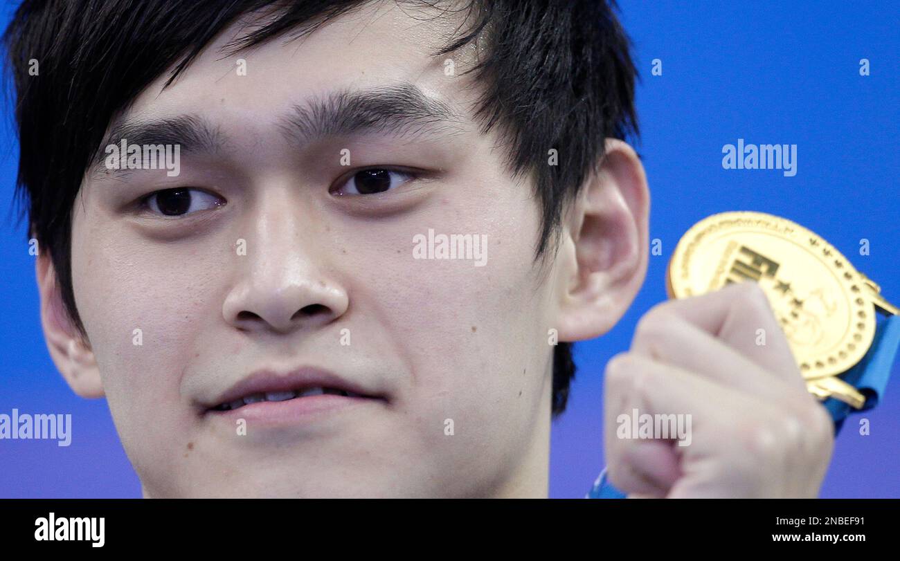 China's Sun Yang shows the gold medal he won in the men's 1,500m ...