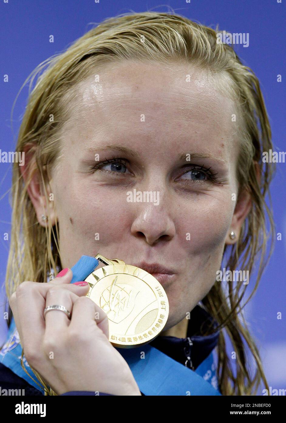 U.S. Jessica Hardy kisses the gold medal she won in the women's 50m ...