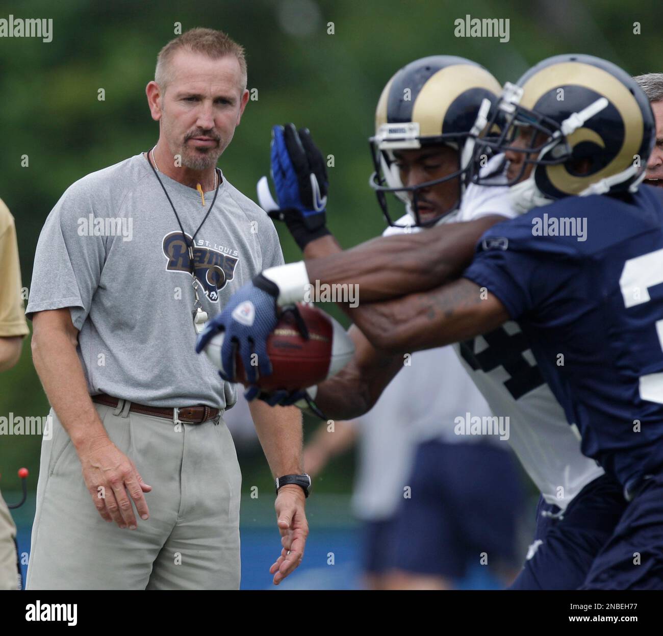 St. Louis Rams head coach Steve Spagnuolo, left, watches during NFL ...