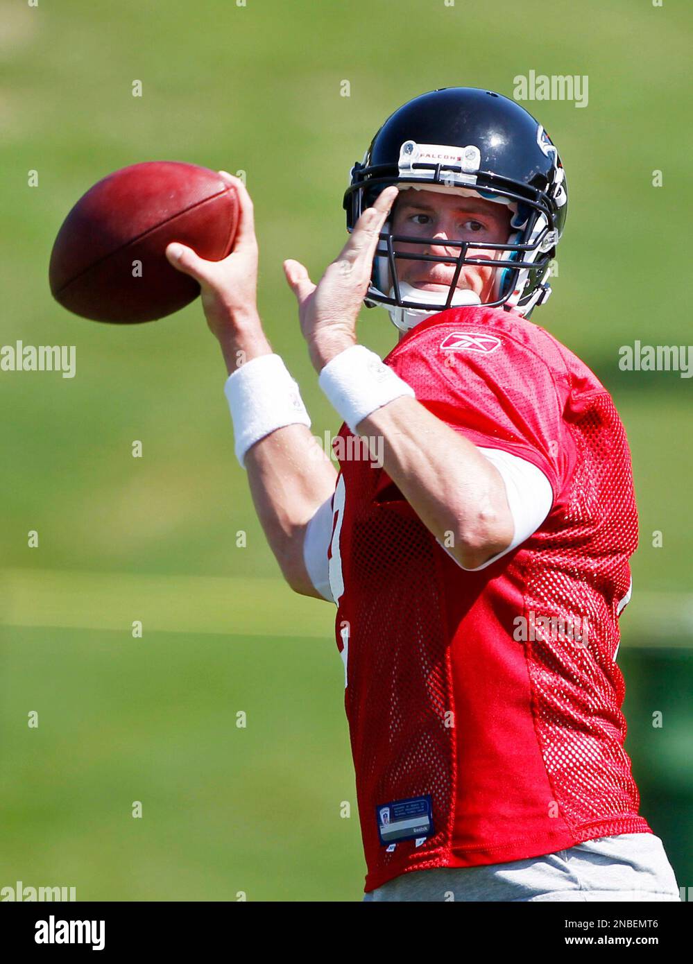 Atlanta Falcons quarterback Matt Ryan sets to throw during NFL training ...