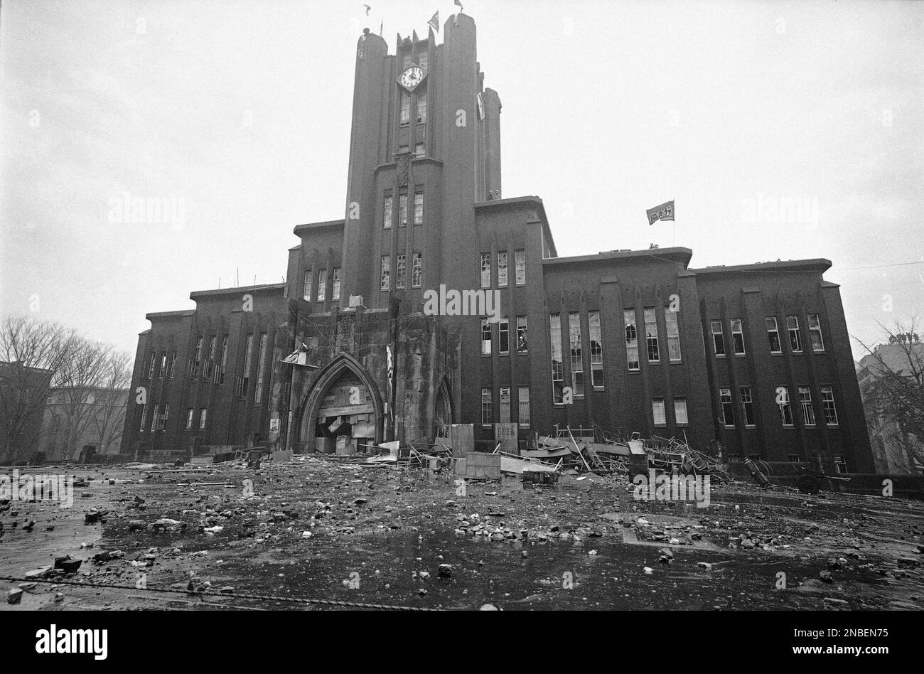 Tokyo riot police on Sunday seized the last of the die-hard striking ...