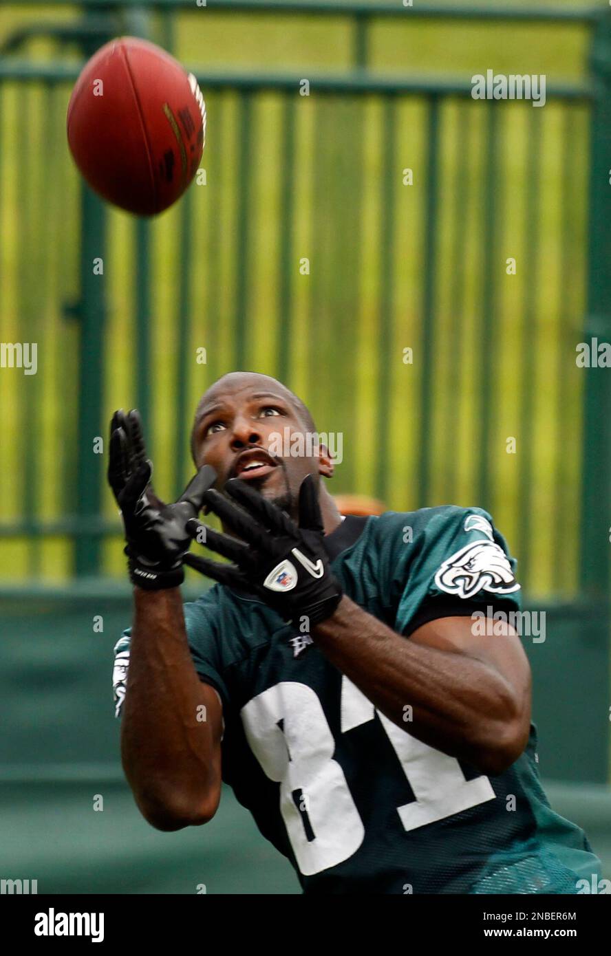 Philadelphia Eagles wide receiver Jason Avant catches a pass during ...