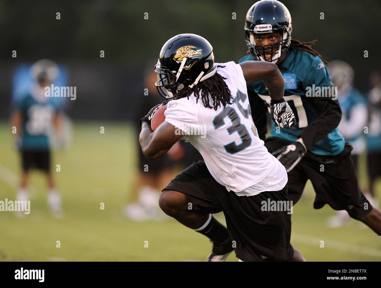 Jacksonville Jaguars Deji Karim (35) out runscornerback Rashean Mathis ...