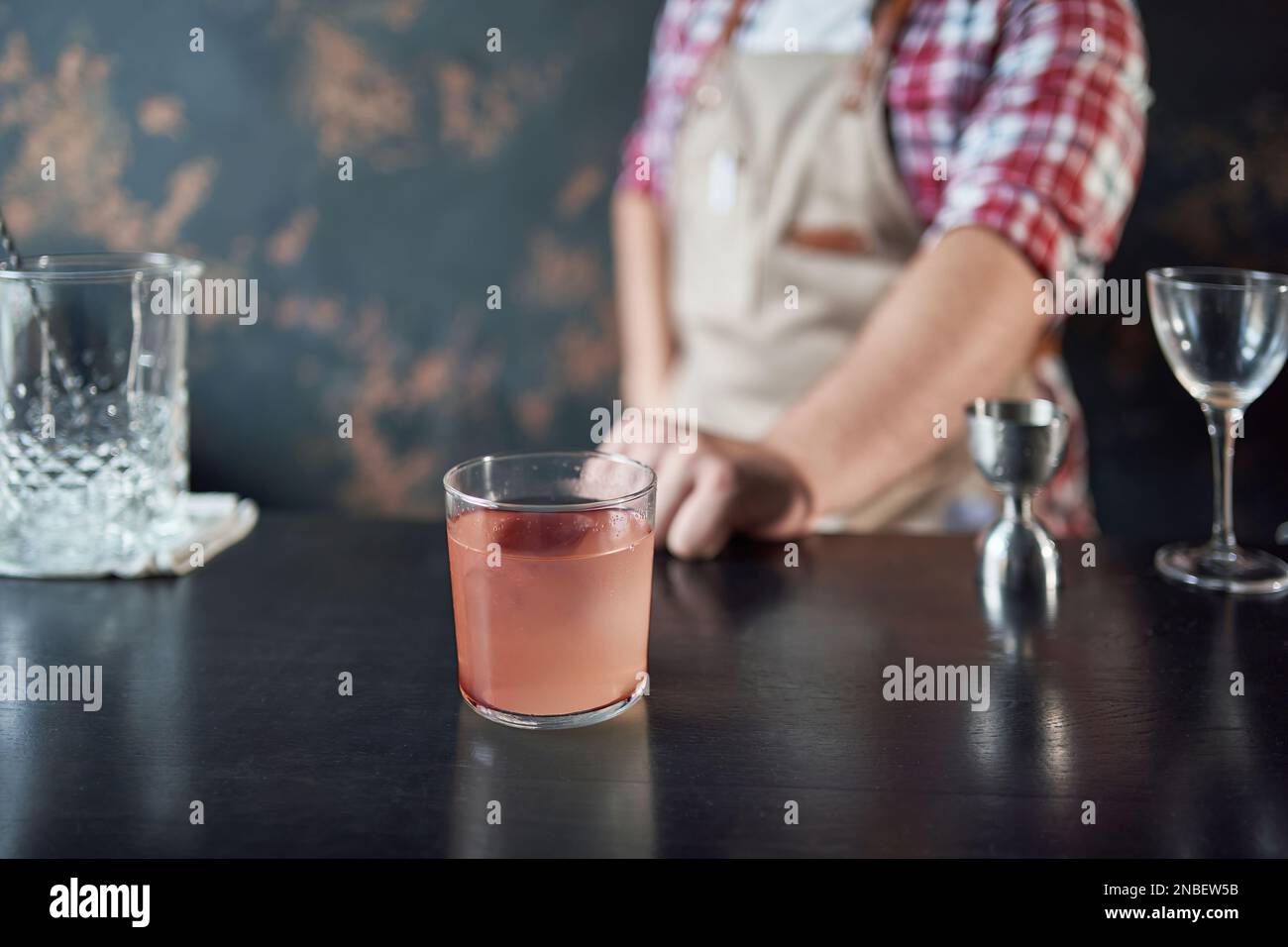 Barman hands cocktail drink hi-res stock photography and images - Alamy
