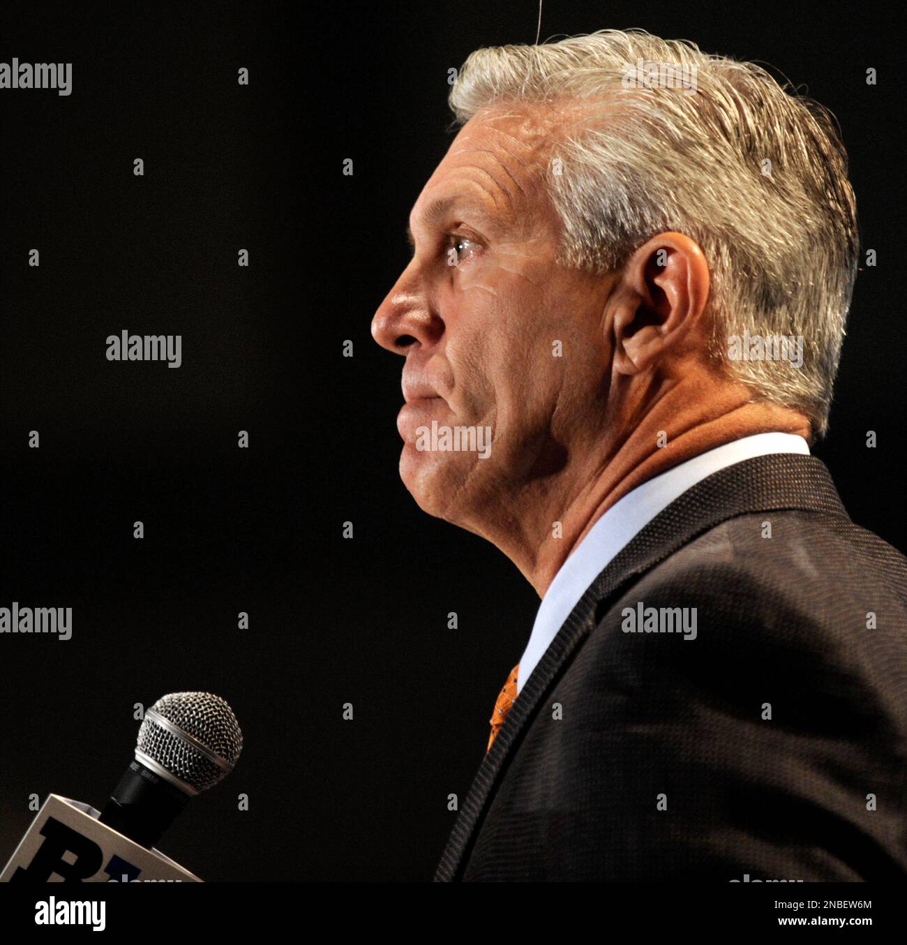 Illinois head coach Ron Zook talks with the media during Big Ten ...