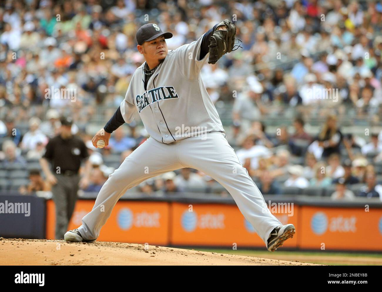 Seattle Mariners starting pitcher Felix Hernandez throws against the ...