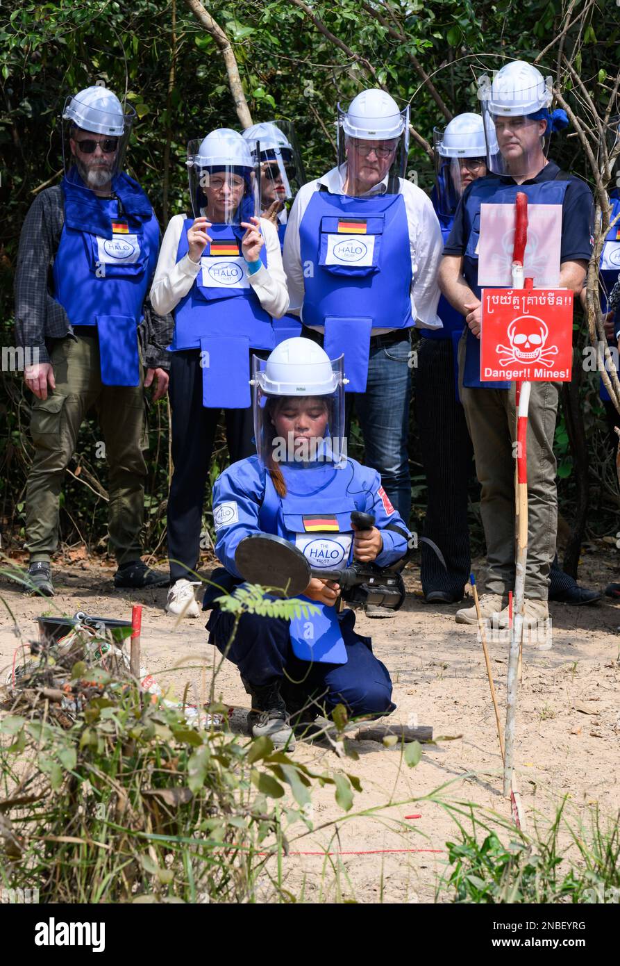 Humanitarian demining hi-res stock photography and images - Alamy