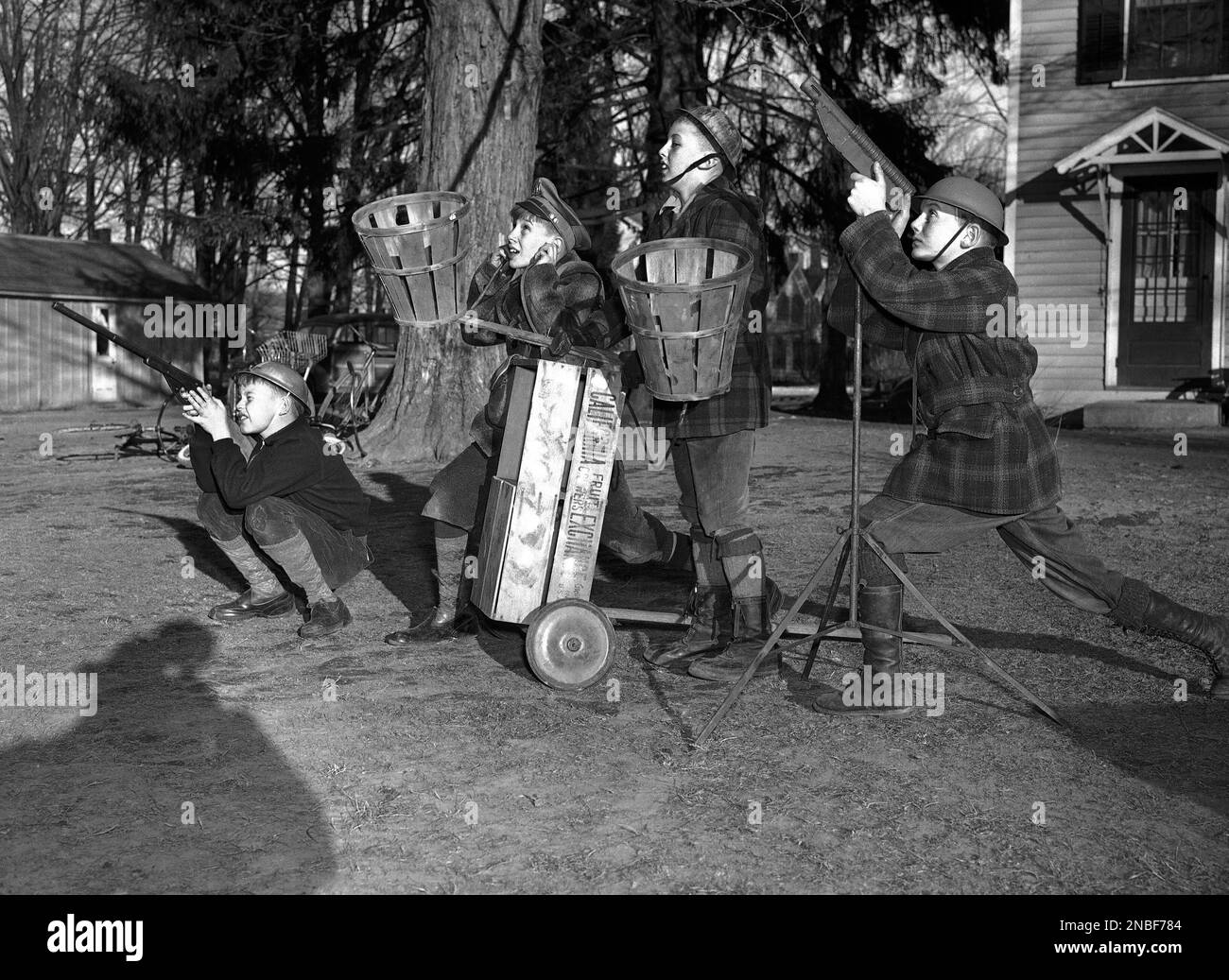 The anti-aircraft unit of the U.S. Junior Army in action in Hyde Park ...
