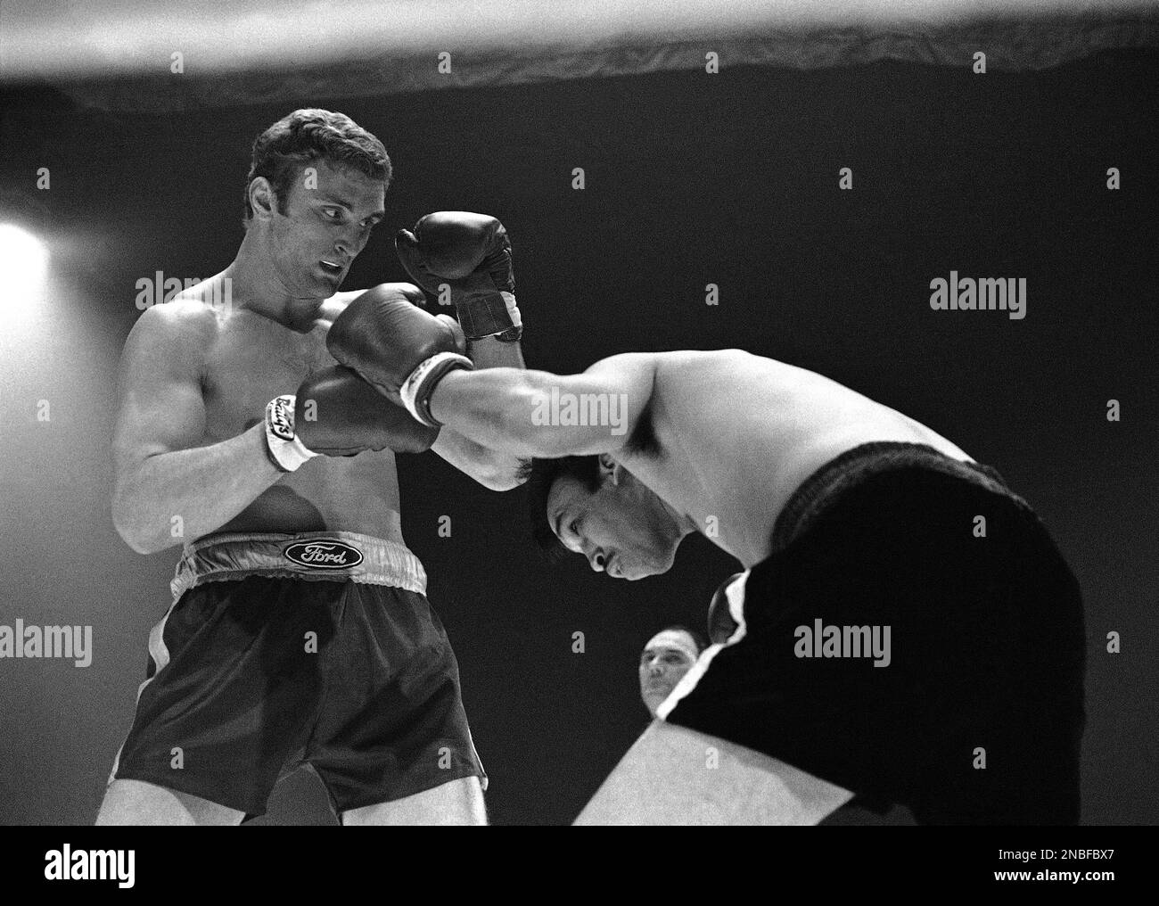 Boxing heavyweight joe bugner joe hi-res stock photography and images ...