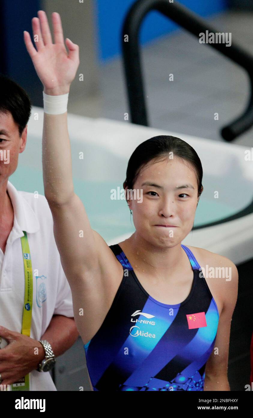 China's Wu Minxia waves after her final dive in the women's 3-Meter ...