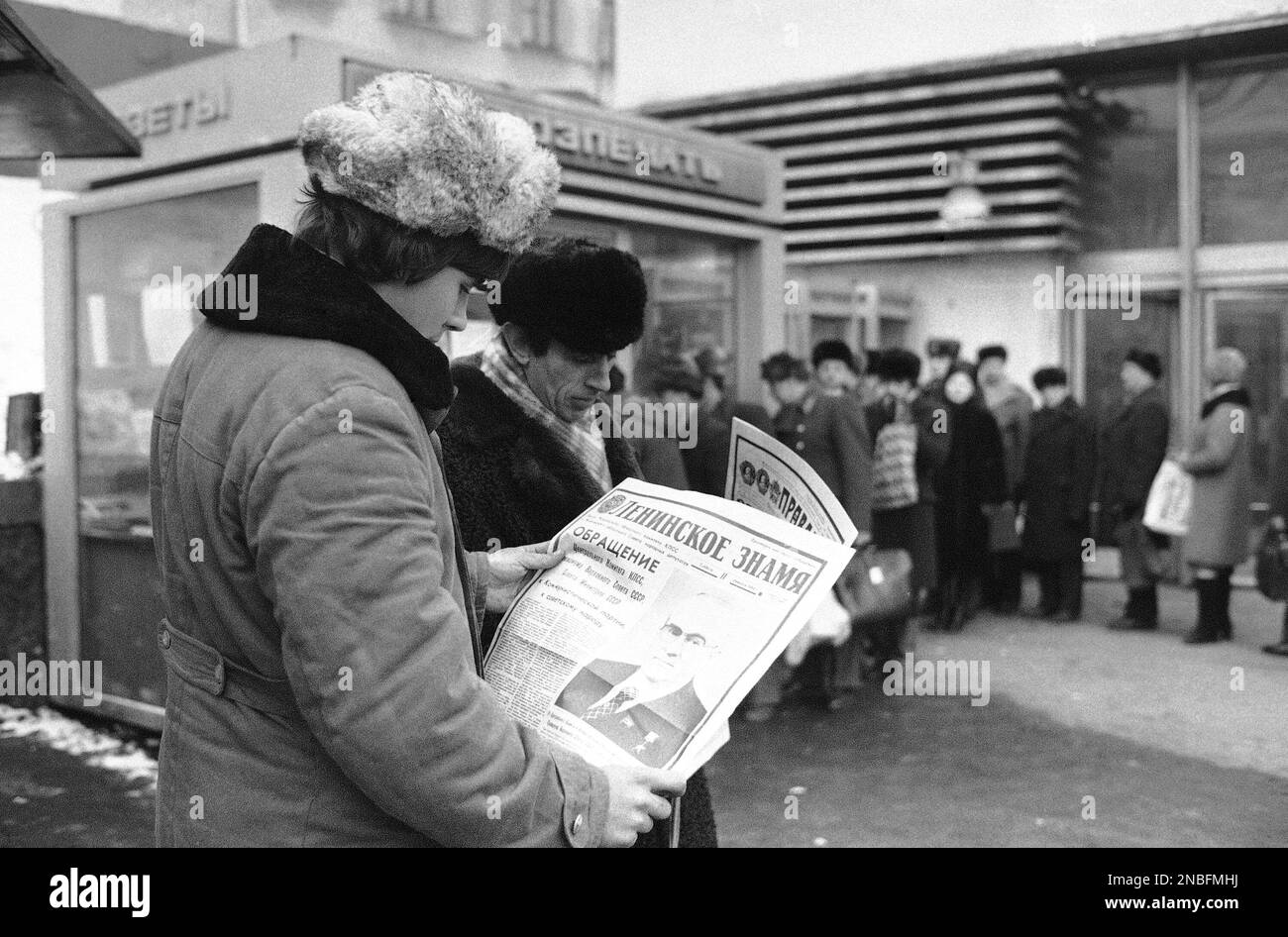 Muscovites at a newspaper stand reading about the death of Yuri V ...