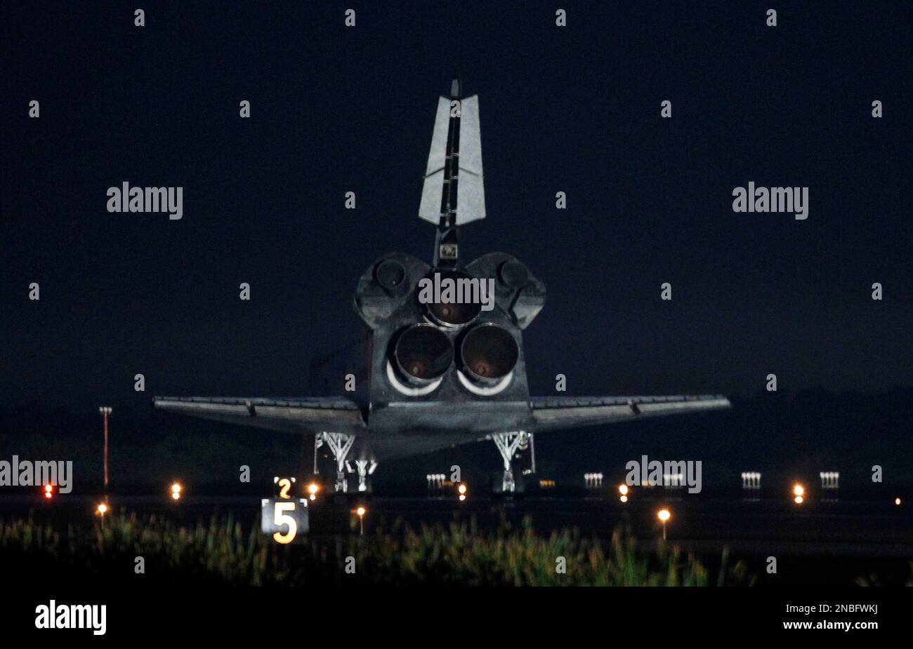 Space Shuttle Atlantis comes to a complete stop at the Kennedy Space ...
