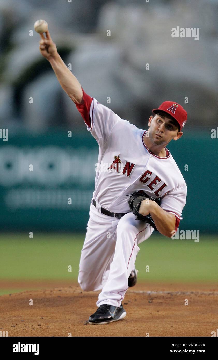Los Angeles Angels starting pitcher Tyler Chatwood throws against the ...