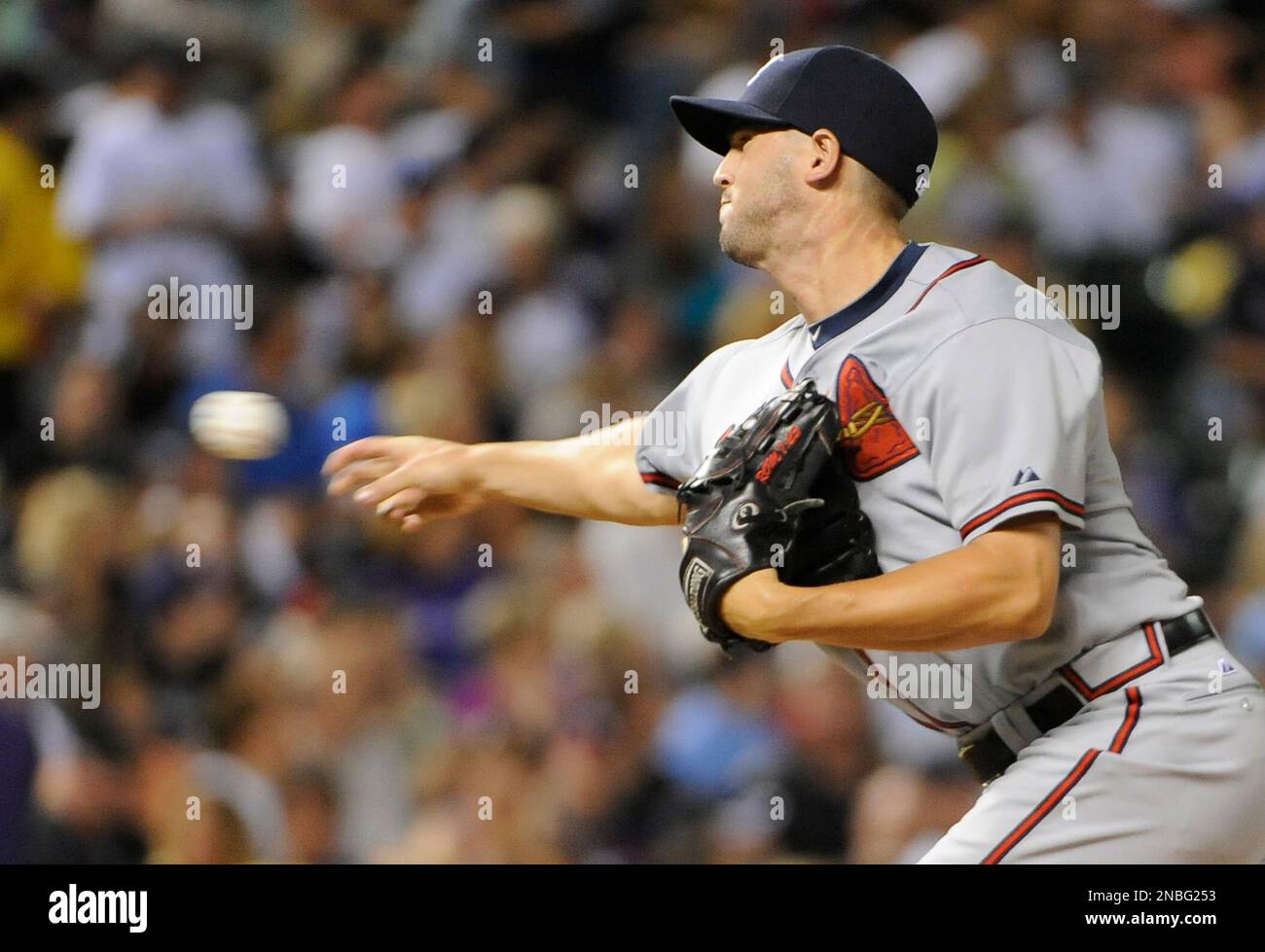 Atlanta Braves relief pitcher Cory Gearrin throws to the plate against ...