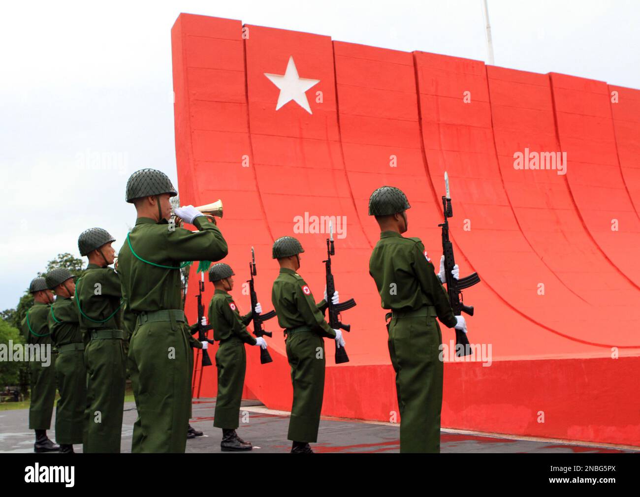 Myanmar military honor guards salute to the nation's independence ...