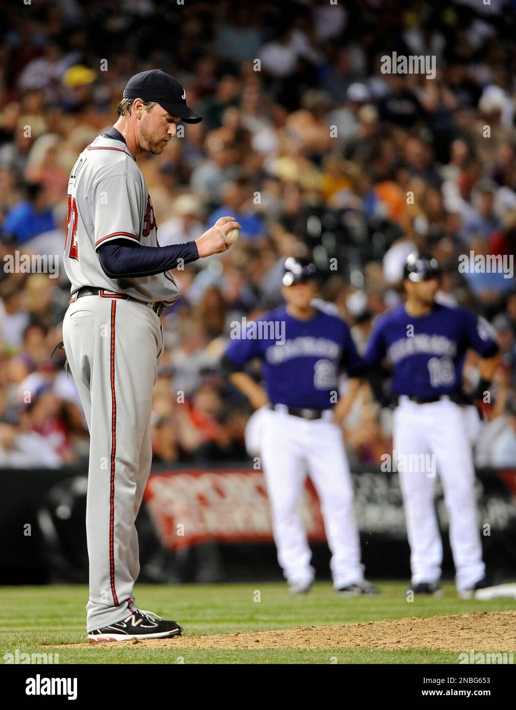 Atlanta Braves starting pitcher Derek Lowe reacts to loading the bases ...