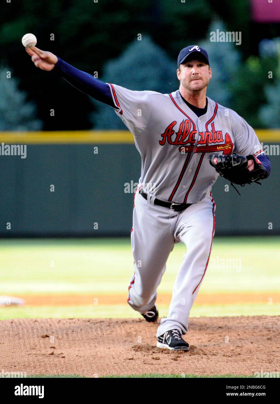 Atlanta Braves starting pitcher Derek Lowe delivers against the ...