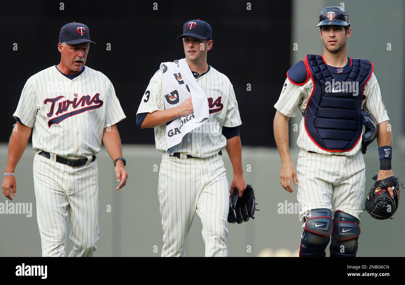 Minnesota Twins pitcher Scott Diamond, center, makes his way from the ...