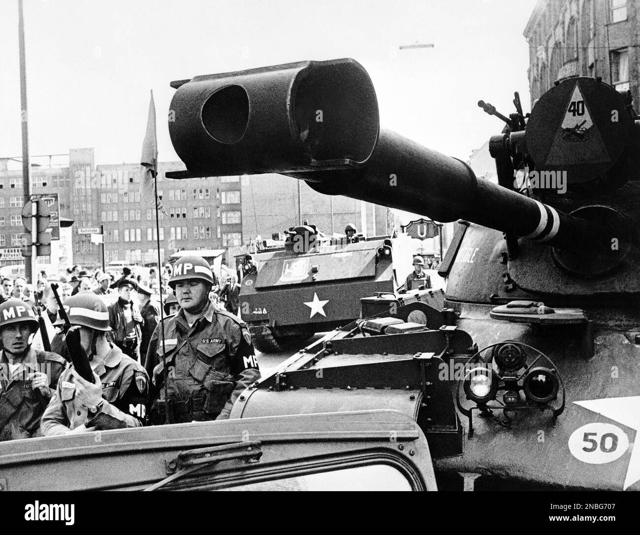 An US tank takes position at Friedrichstrasse at the sector border in ...