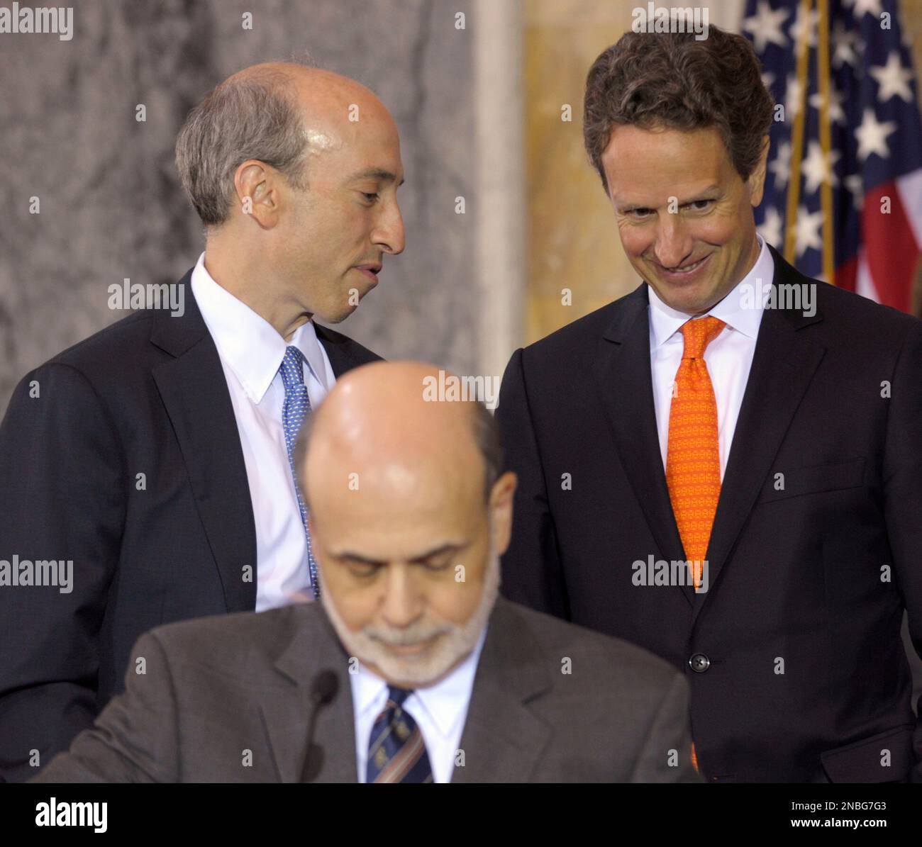 Treasury Secretary Timothy Geithner, right, talks with U.S. Commodity ...