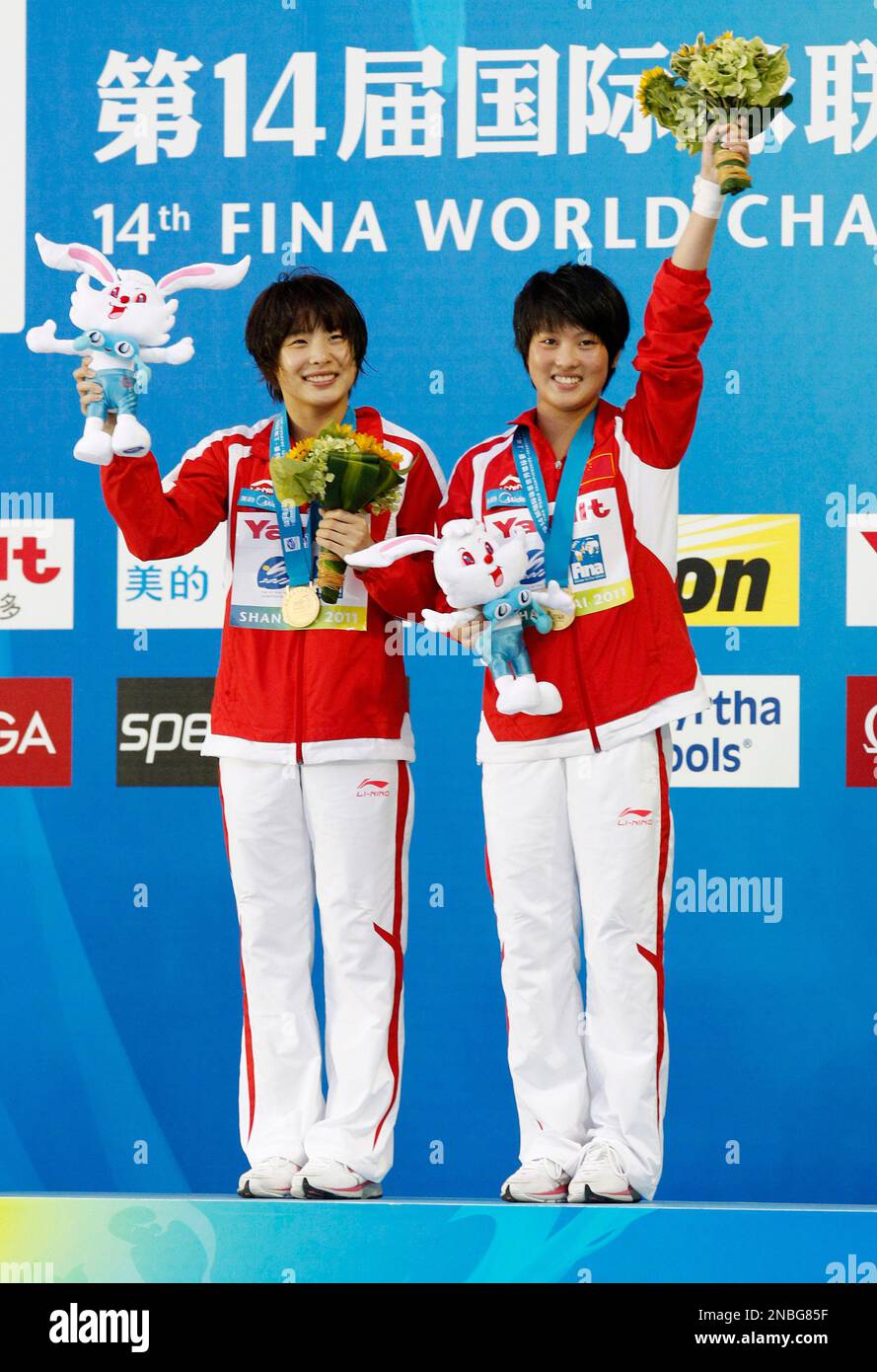 China's Wang Hao, right, and Chen Ruolin hold up their gold medal's for ...