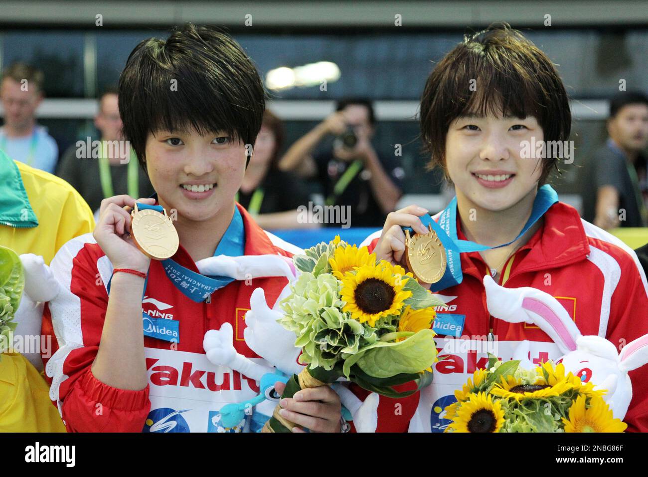 China's Wang Hao, left, and Chen Ruolin hold up their gold medal's for ...