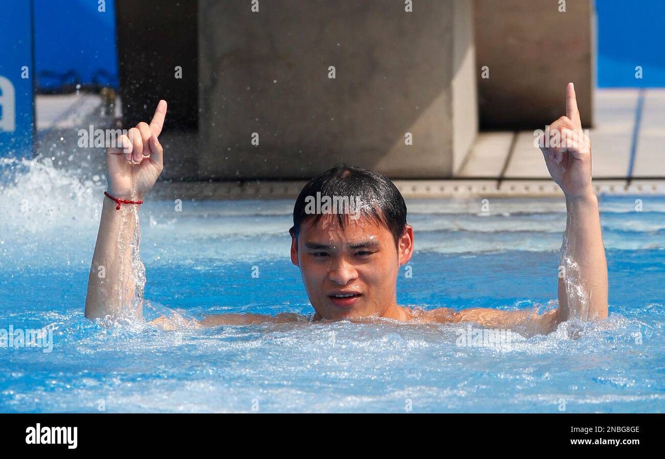 China's Li Shixin celebrates after winning the men's 1-meter ...