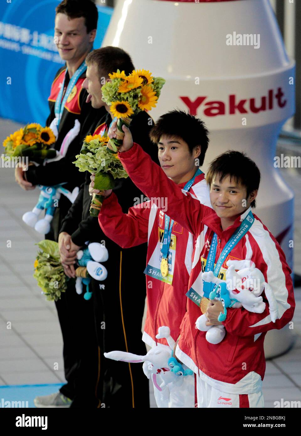China's Qiu Bo, right, and Huo Liang pose with their gold medal after ...