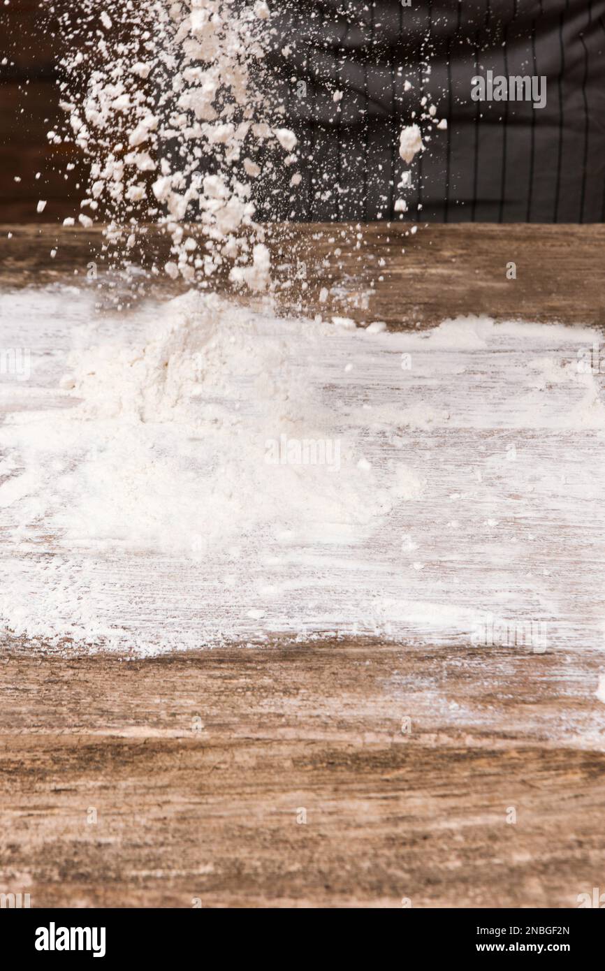 Sifting for food hi-res stock photography and images - Alamy
