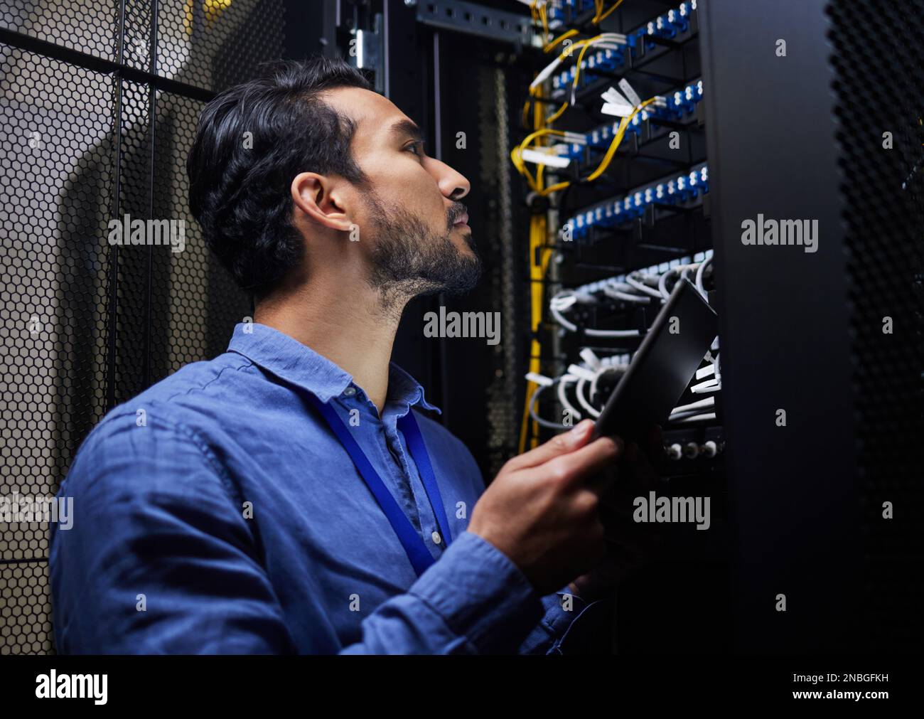 Server room man tablet hi-res stock photography and images - Alamy