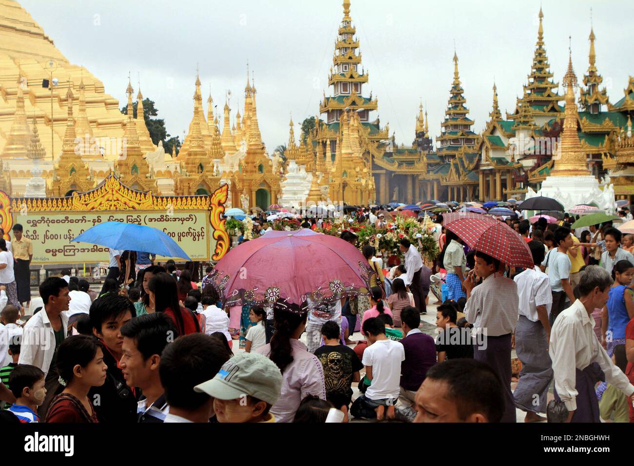 Buddhist devotees visit Myanmar's landmark Shwedagon pagoda on the Full ...
