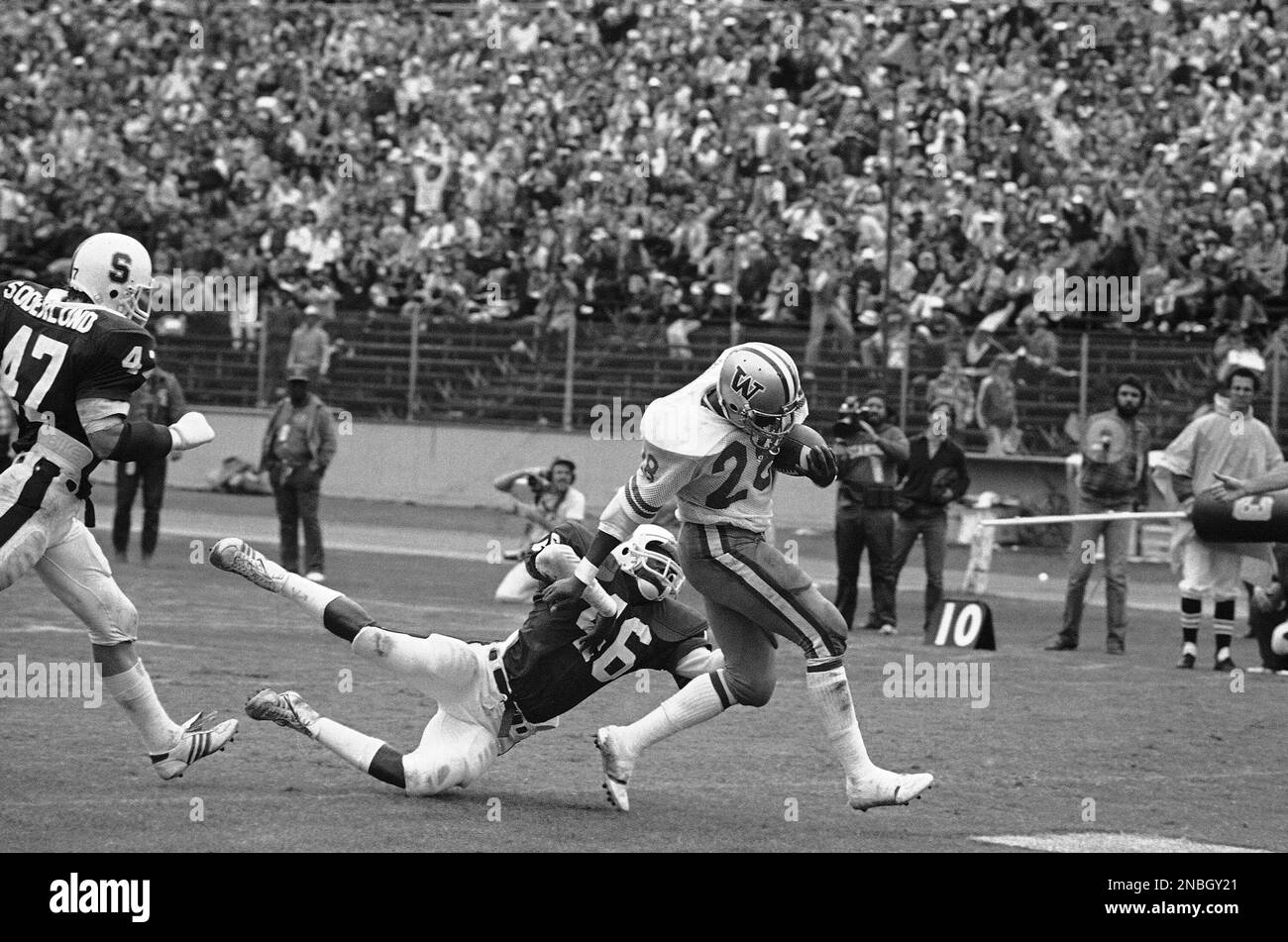 Washington Husky Jacque Robinson goes for an eight yard touchdown as ...
