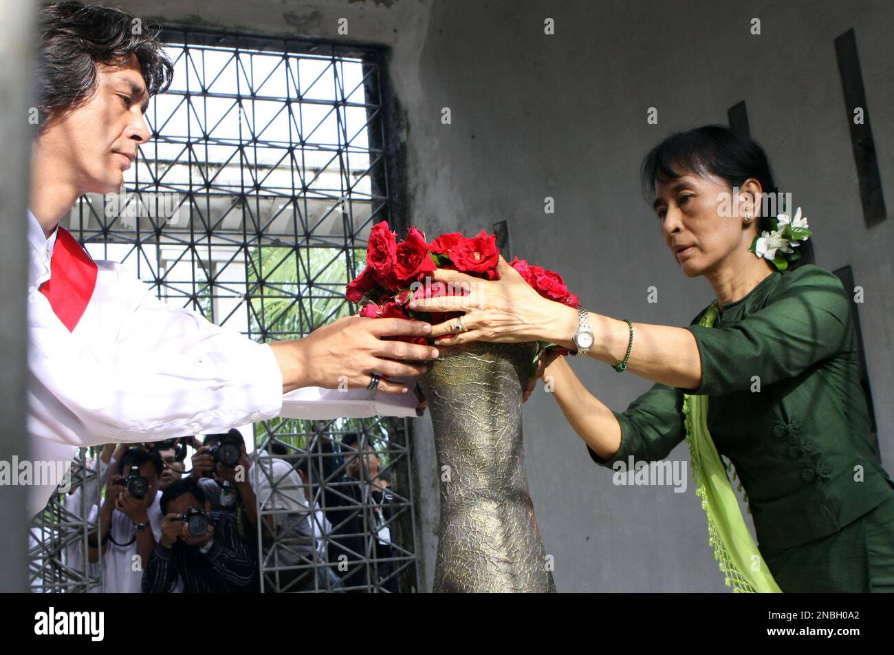 Myanmar democracy icon Aung San Suu Kyi and her youngest son Kim Aris ...