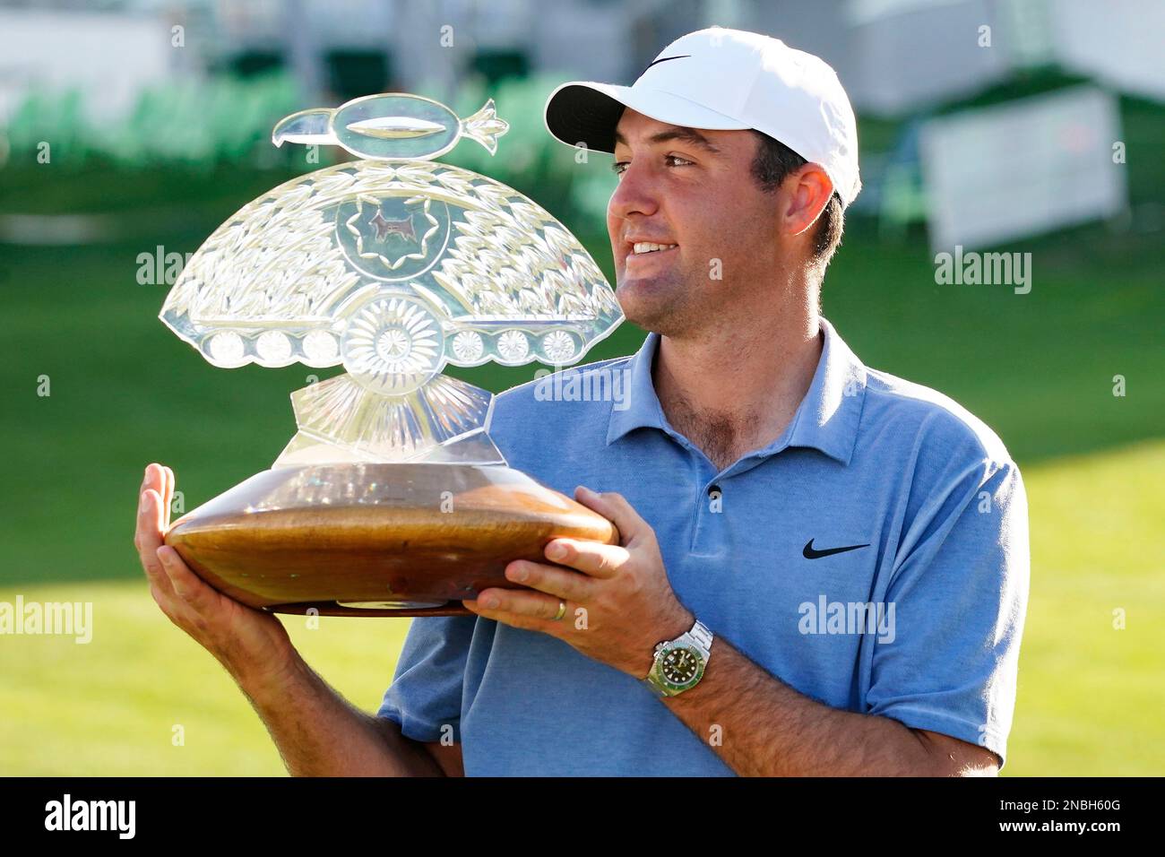 Scottie Scheffler holds up the championship trophy after the final ...