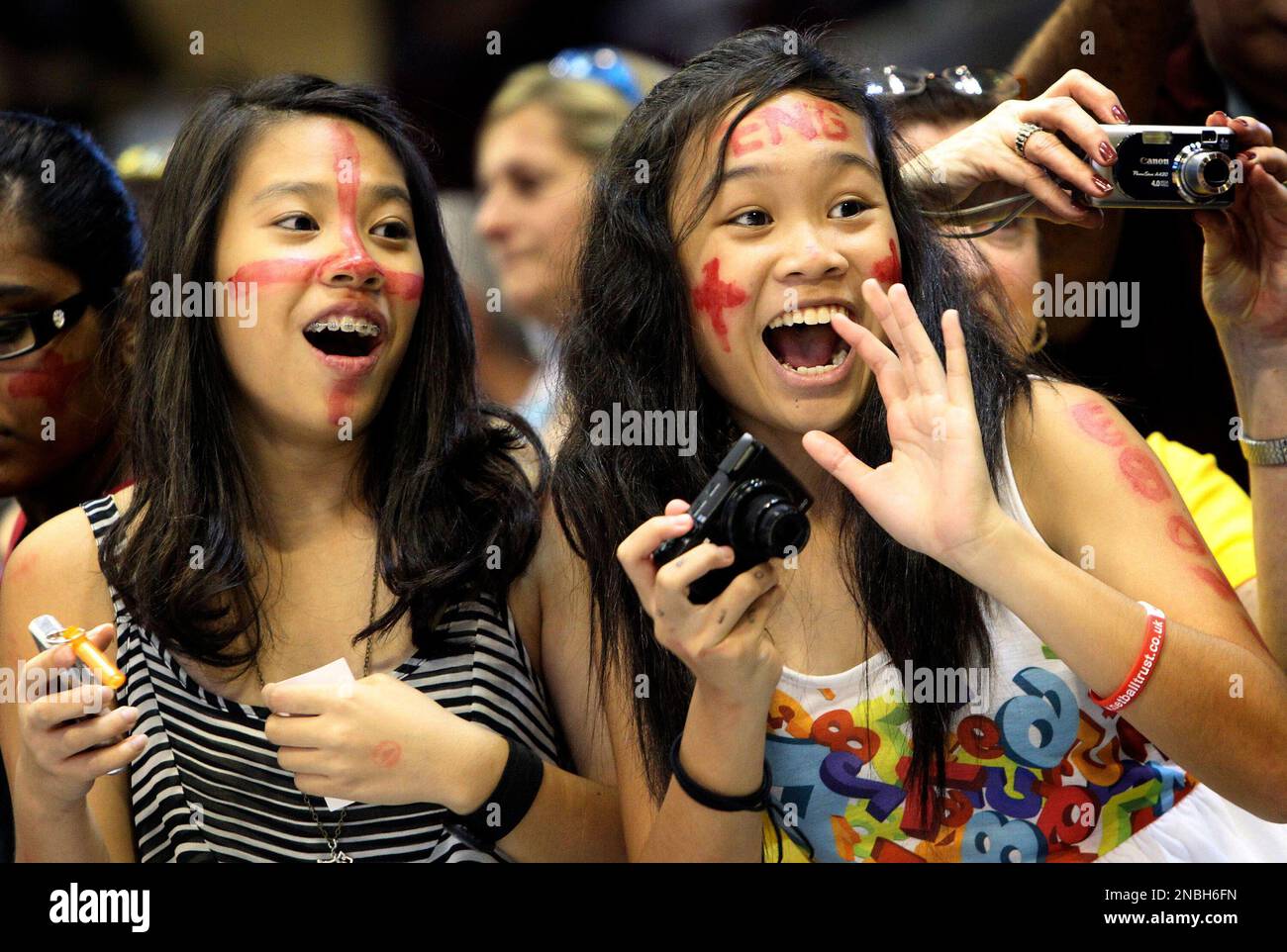 England's fans cheer after the final round of the World Netball ...