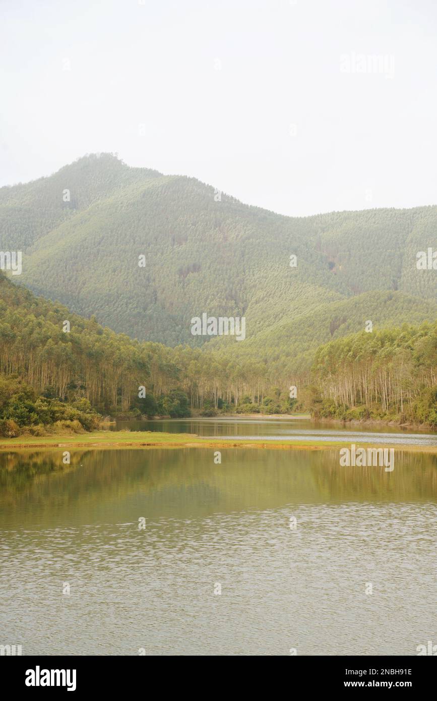 Lake between hills hi-res stock photography and images - Alamy